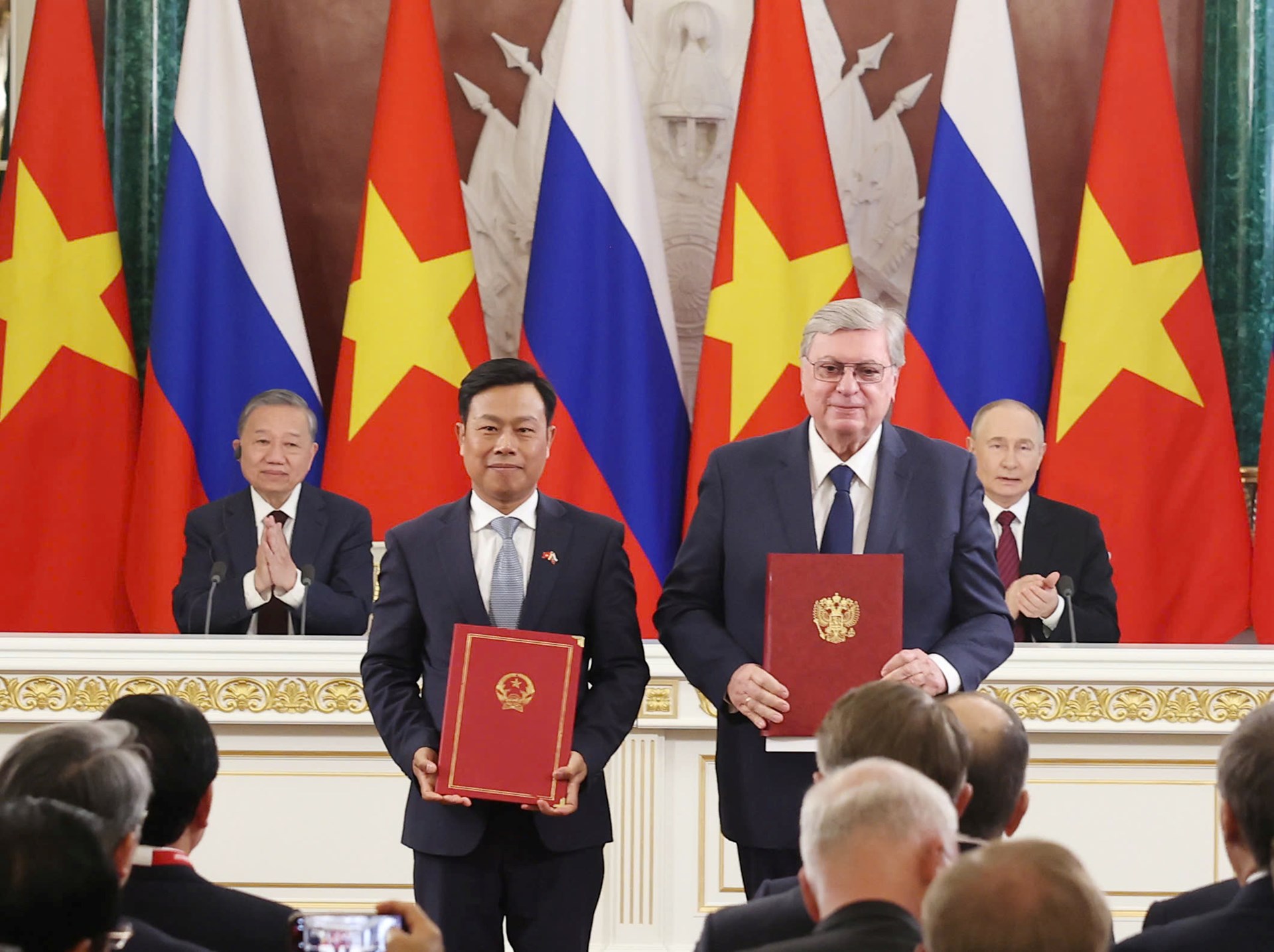 Tổng Bí thư Tô Lâm và Tổng thống Nga Vladimir Putin chứng kiến trao văn ...
